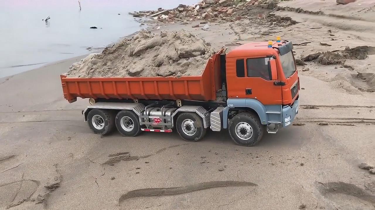 RC汽车模型在作业,运载满满的一车沙子都没问题,这动力真是强