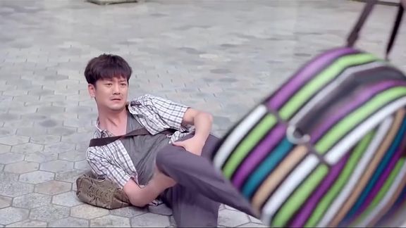 反碰瓷的经典案例啊,笑死我了,就这样也敢碰瓷