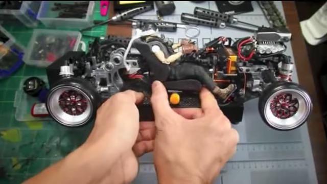 虽然这辆汽车模型很,但是麻雀虽小、五脏俱全,汽车的传动