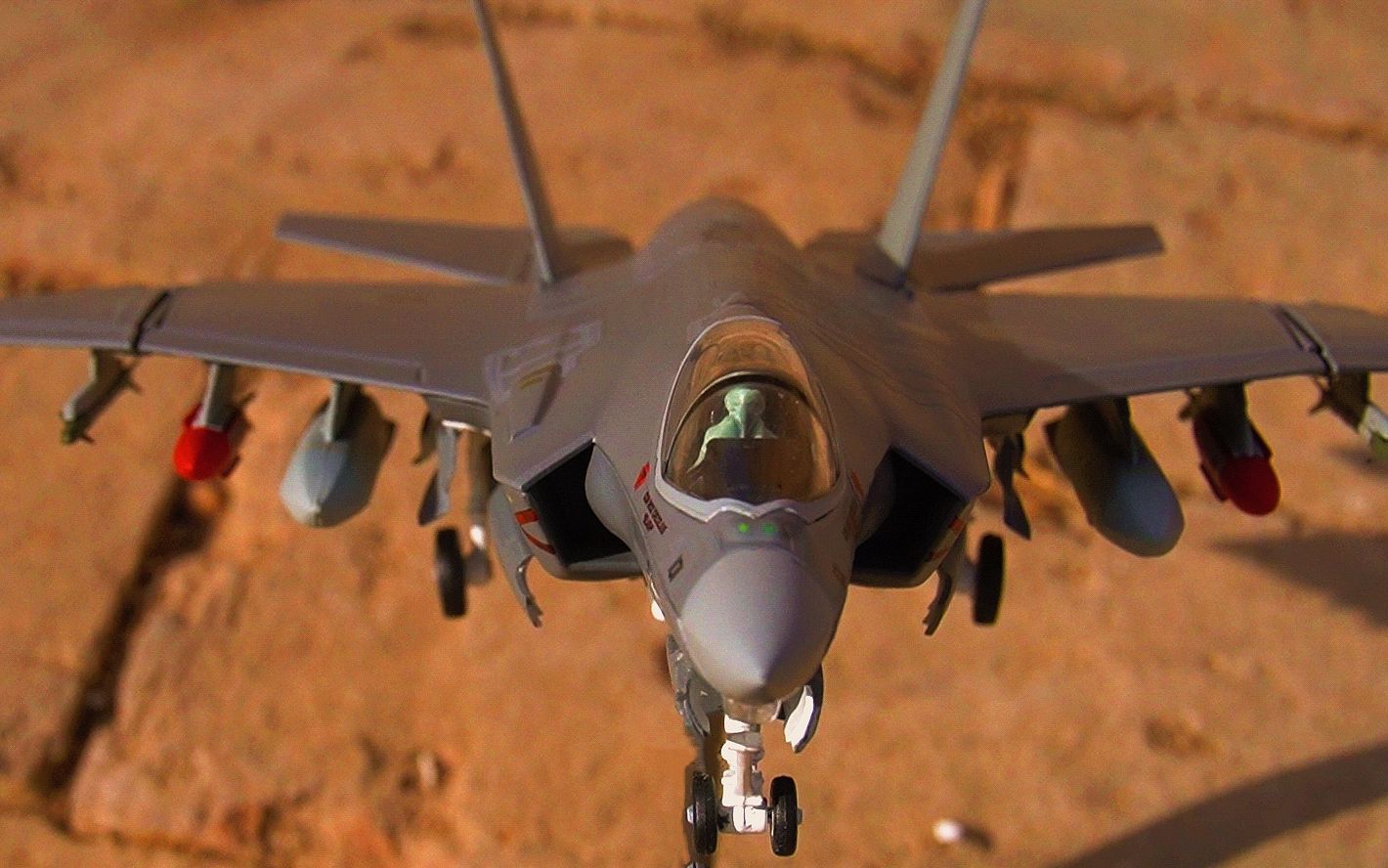 发现一架国产F35C隐形战斗机模型,看他腹部导弹数量,真恐怖!