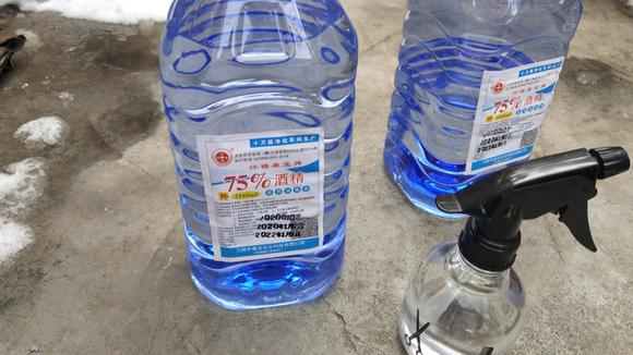 防疫期间,75度酒精很难买,小伙的朋友帮忙买到两桶,价格贵吗