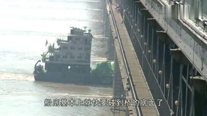 实拍动车和超级大游轮,同时穿越武汉长江大桥瞬间,太震撼了
