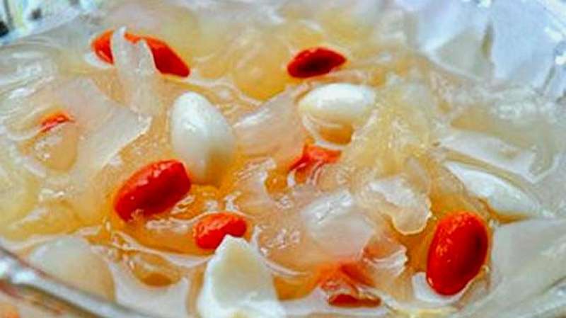 秋冬季节可以常喝雪梨银耳汤,滋阴润燥身体好