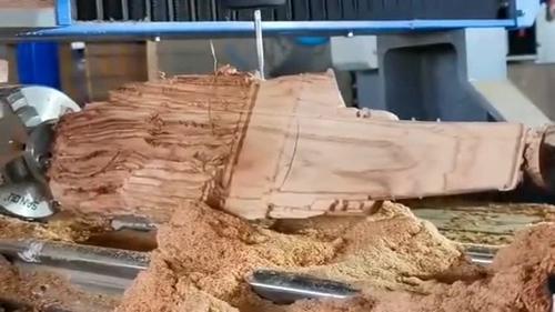 航母雕刻用上了先进的木模雕刻机,即使雕刻工艺再细致,还是没有手工...