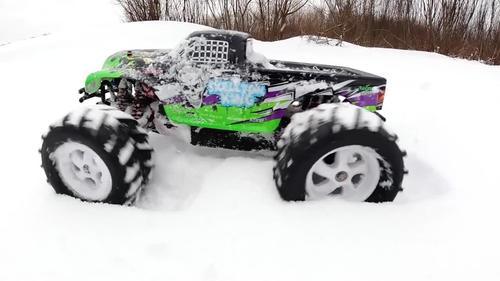 巨轮皮卡车玩具雪地奔跑探险
