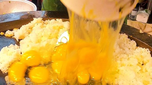 火爆台湾省夜市的一碗蛋炒饭,师傅双铲齐飞,绝对的炒锅大师