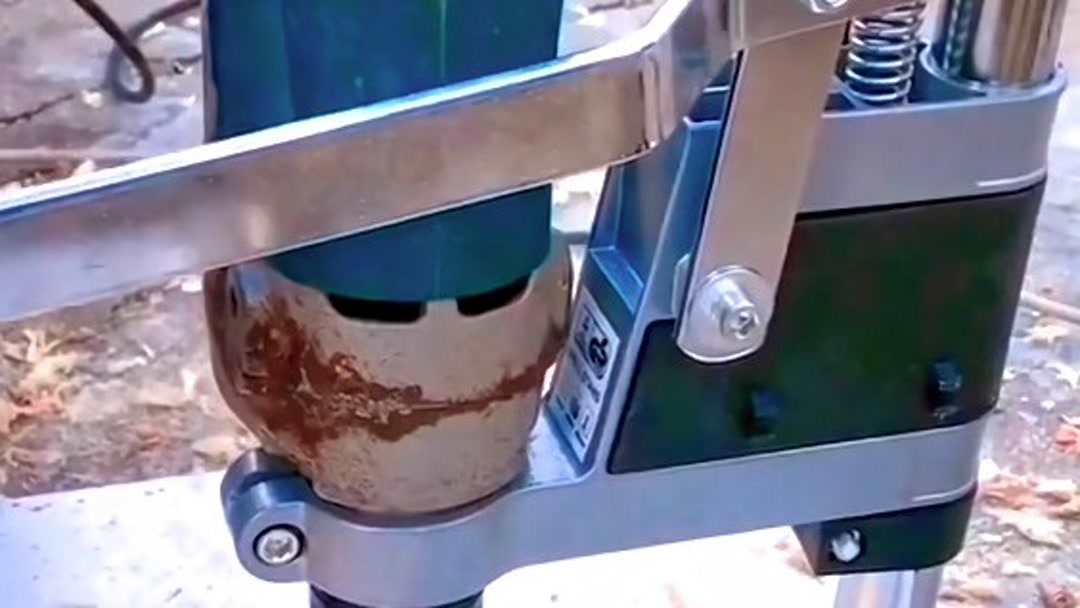 户外钻孔没有台钻怎么办?手电钻配合支架秒变台钻,好组装便携实用,...