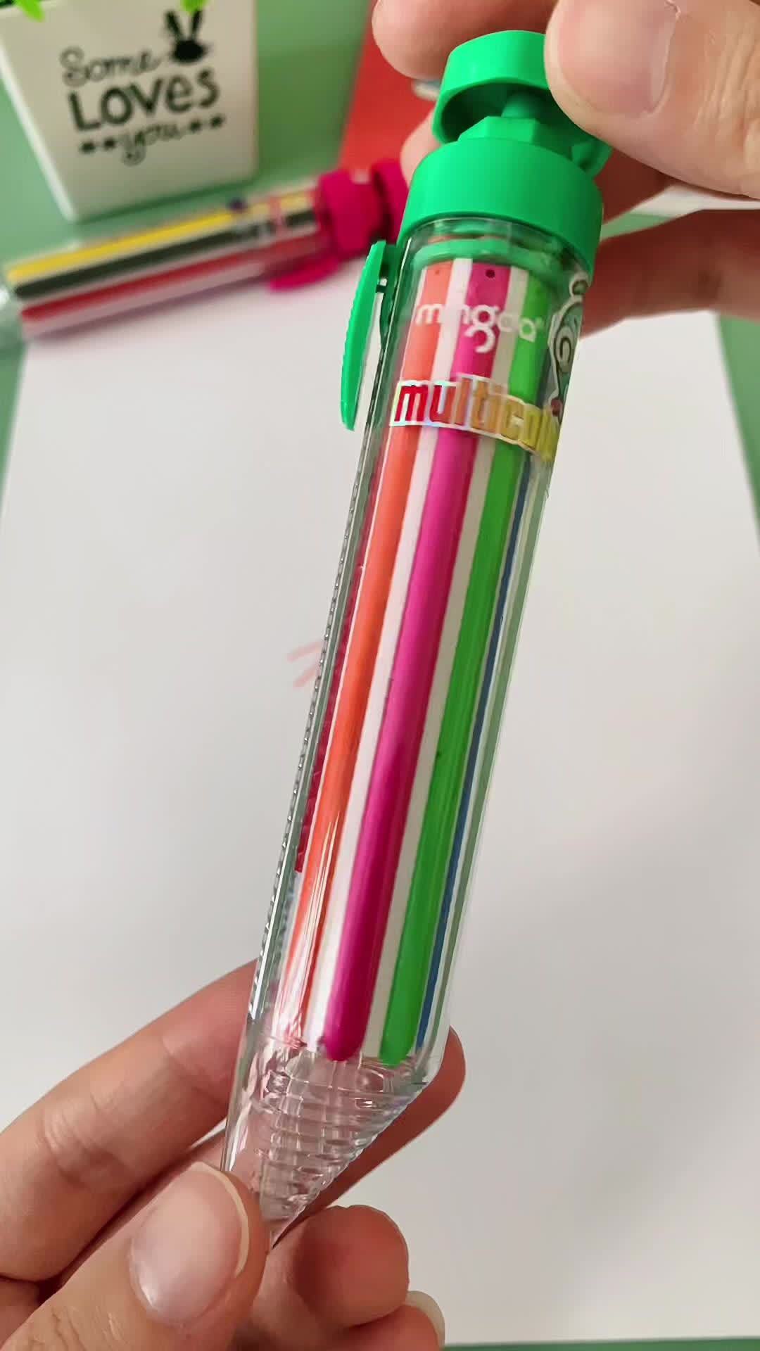 8色按动式蜡笔,1支抵8支,使用简单方便,性价比高,孩子平时画画拿一支...