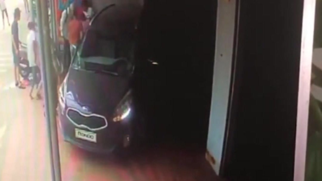 男子指挥女司机倒车 不料被其驾车撞致骨折