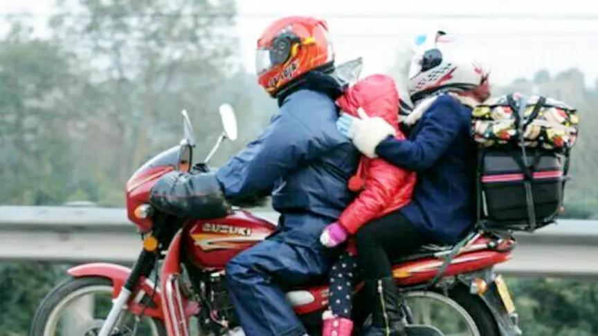 农民工骑摩托车返乡,浩浩荡荡,只是为了省那300块钱吗?