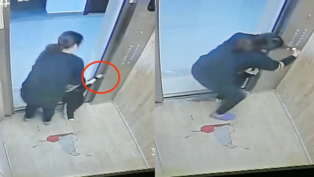 熊孩子乱按电梯按钮手指被“卷”进门缝,家长慌忙连摁按钮