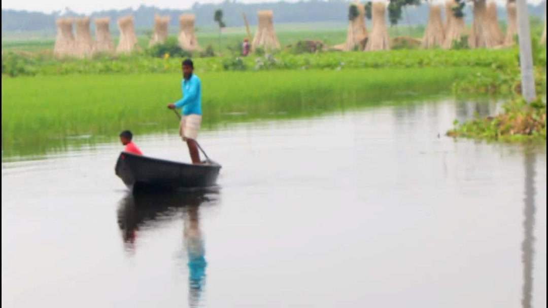 传统的抛网捕鱼视频-在美丽的自然村庄抛网捕鱼