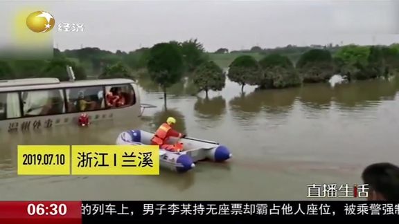 路不熟?司机将车开进1.5米深水中,车上13名60岁左右老人被困