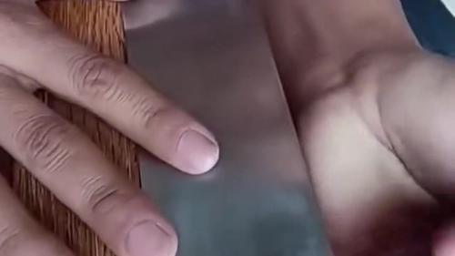 木匠自己发明的刨家具神器,长的像普通的刀片,使用起来和机械没区别!