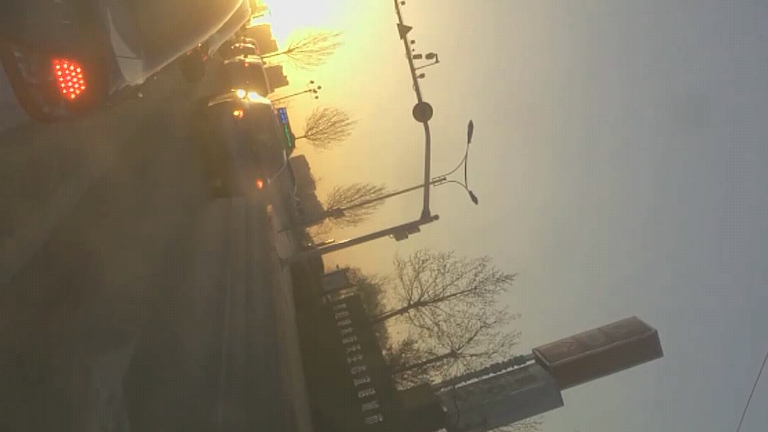 红灯闯的太痛苦了, 我以为绿灯, 路口过了一大半发现是红灯