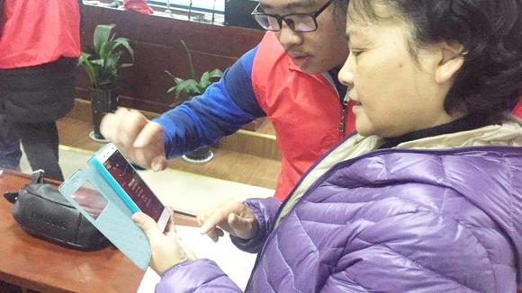 老人不会使用微信怎么办,其实微信自带教学功能,一秒立马打开