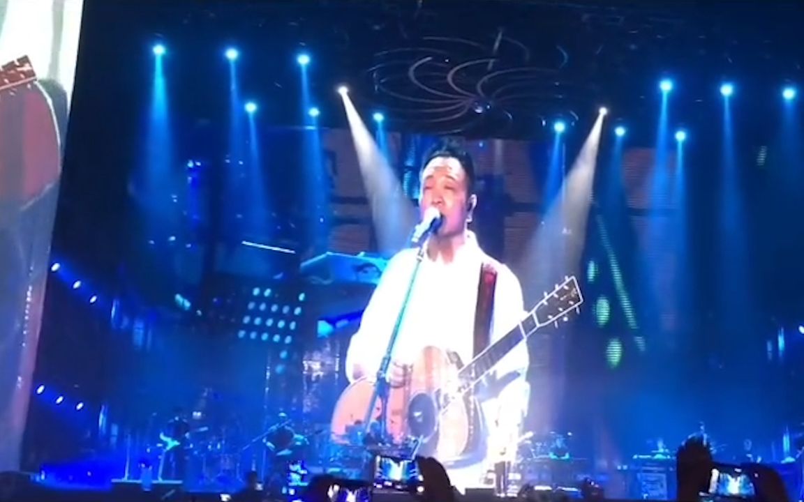 时隔6年再开演唱会,许巍依旧是神仙,一开口就点燃全场