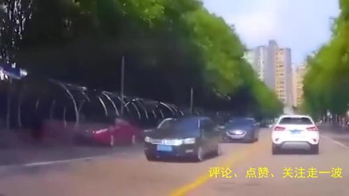 行车记录仪:骑电动车不要随意在车辆之间穿梭