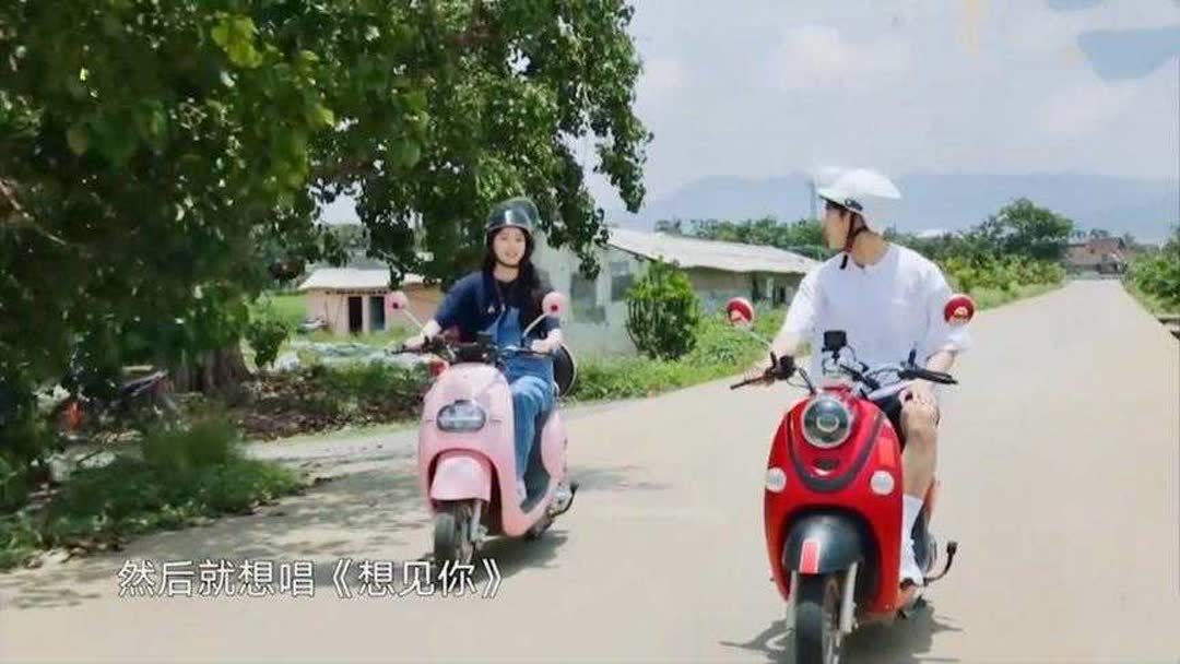 众星骑电动车,欧阳娜娜与许光汉骑车称:看见你就想唱《想见你》