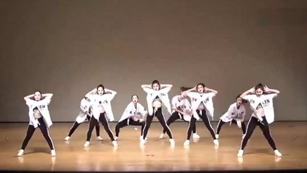 某高中校园晚会舞蹈表演,开场就震撼全场