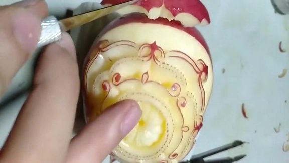 牛人水果雕刻,2块钱苹果秒变工艺品,一看就是我吃不起的样子!