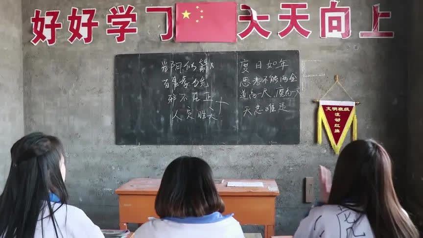 两老师上课讲大道理,观点完全对立,一堂课下来学生都...