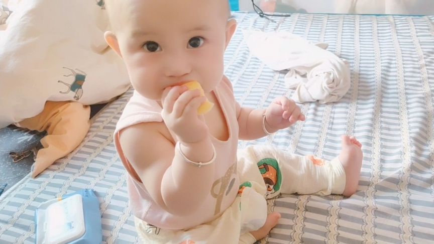 聪明的宝宝,咬到大块的就不吃,安全意识挺强啊ߑ