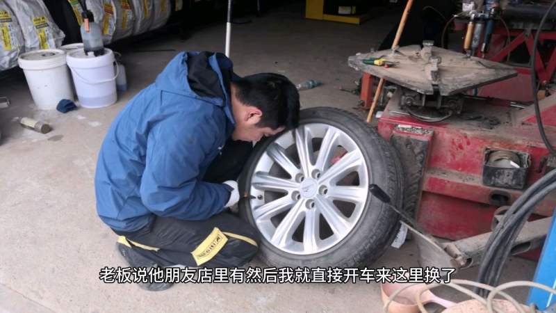 小伙开车技术差,把轮胎气嘴给撞坏,只好去修理店修车