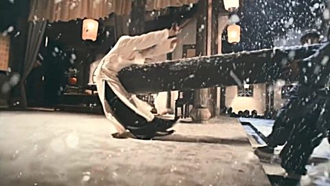 千手佛攻打燕子门,用一根粗木头撞人,结果东方白一肚子弹回!