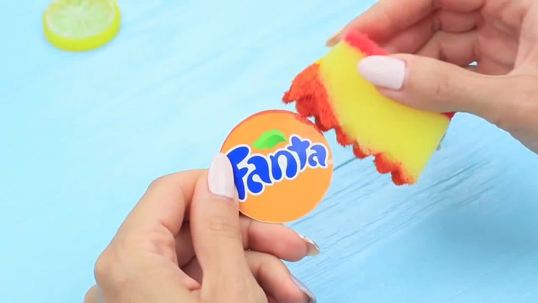 有趣的恶作剧:喝芬达,吃唇部磨砂膏