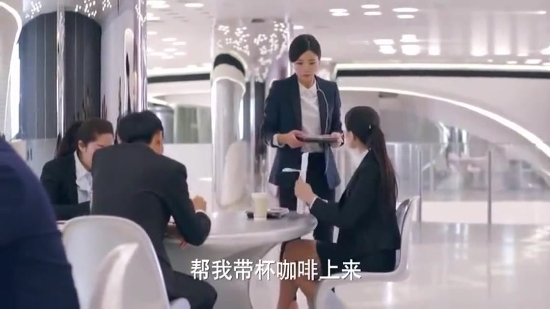 前台美女刚上班,因为穿着太出色,被同事刁难