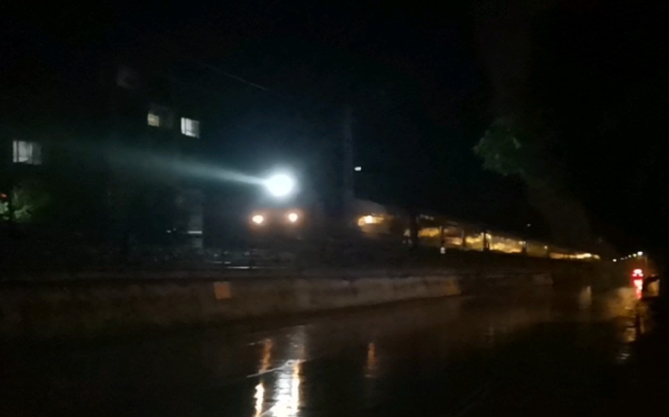 【黔桂线】【低质量视频警告】K873次列车雨天使出金城江站(晚点16...