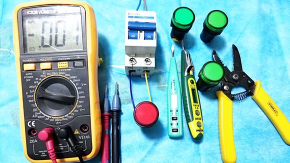 学徒电工没带电笔,半天分不出火线和零线,老电工竟然有5种方法