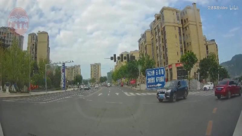 车祸视频:行车记录仪记录车祸瞬间,出行多注意安全!