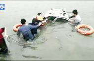安徽:俩女子驾车坠湖 众人拖车失败 眼看湖水淹没车顶…