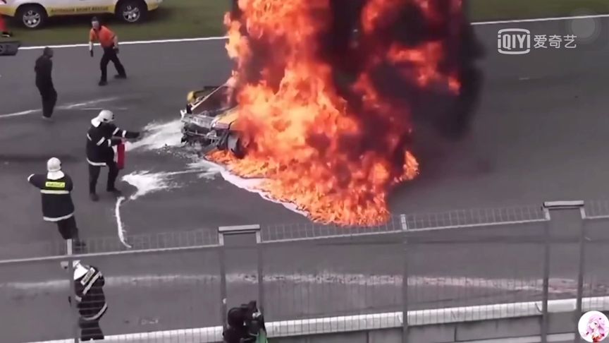从死神手里逃脱的人!赛车撞击爆炸,车手身陷火海!