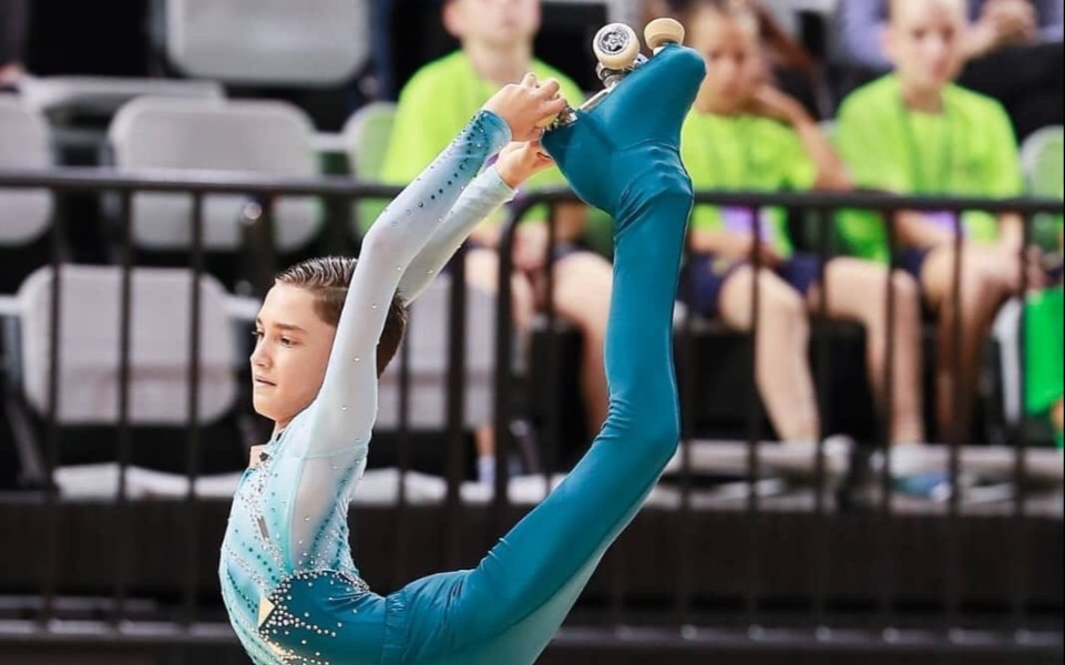 花样轮滑选手的陆地旋转板旋转展示