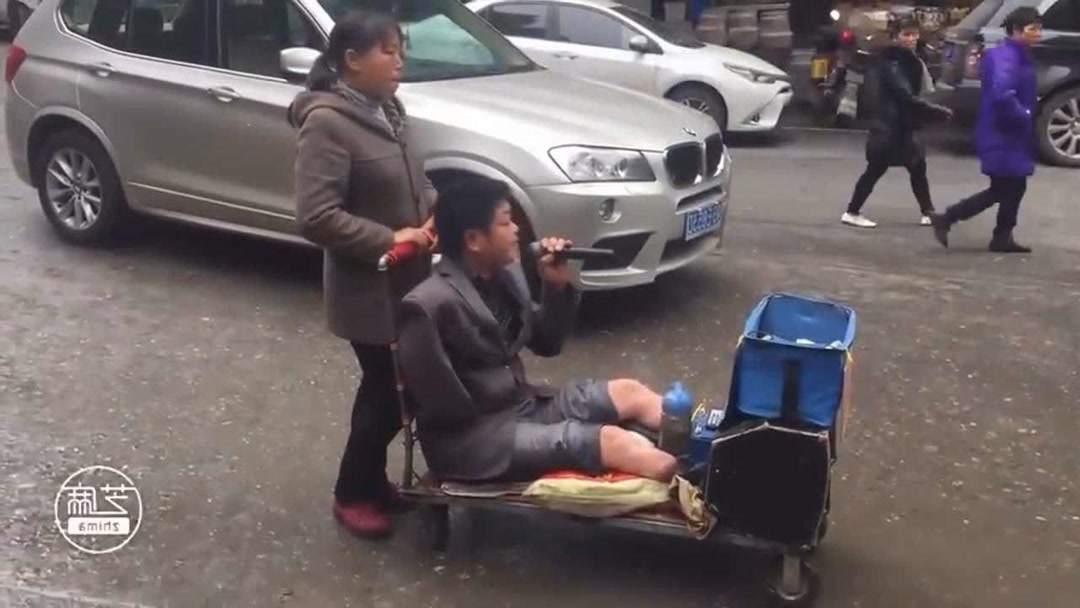 感动:成都街头来了个无腿独臂残疾人,歌声太好听了