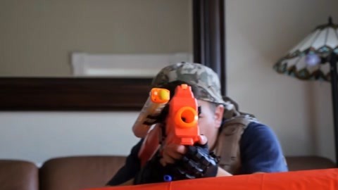 小哥在家玩真人版CS,玩具枪都能这么厉害?