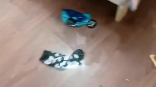 家里的暖气管突然漏水,让本不温暖的家庭雪上加霜,这个冬天真是坎坷