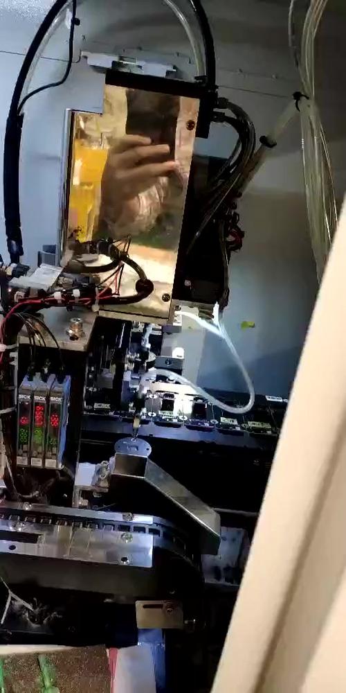 继续在技嘉生产线逛,这是主板生产线的BIOS烧录机,自动烧好BIOS并...