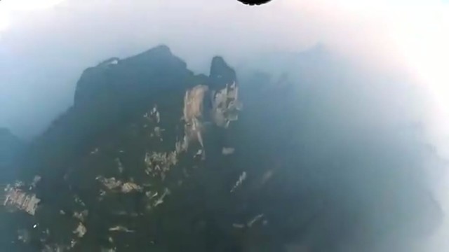 在天门山进行翼装飞行,成功飞过了天门