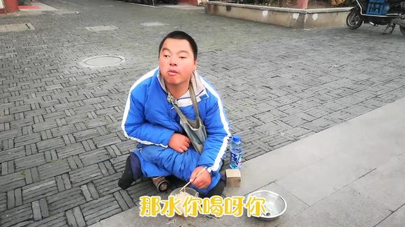 谈论“双脚残疾乞讨者”街头乞讨每天收入多少?够不够维持生活?