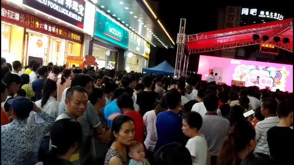 几个奖引来了这么多人,商家的抽奖活动最终得益的还是商家