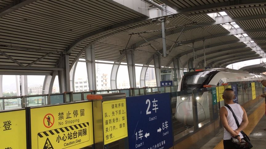 CRH6型四编组城际动车组列车进站(摄于2019年)