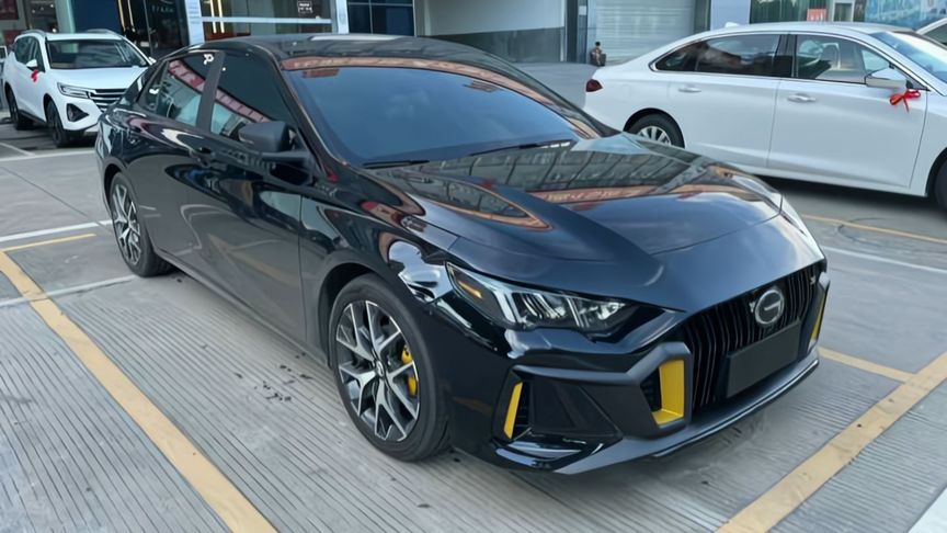 极光黑色影豹J16搭配黑红内饰(酷与浪漫的碰撞!)