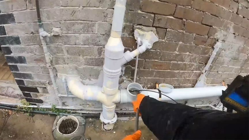 清淤大师用先进设备疏通下水道发现大量草根,喷出排泄物崩脏镜头