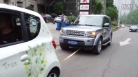 众泰知豆电动小车 牵引路虎发现狂奔