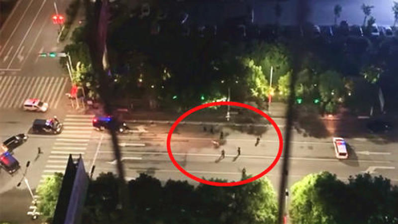 实拍:河南一司机连续撞车伤人冲撞警车被开枪击伤制服