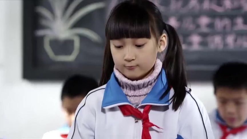 老师布置作文要写我的妈妈,小女孩从来没见过妈妈,哭着要妈妈